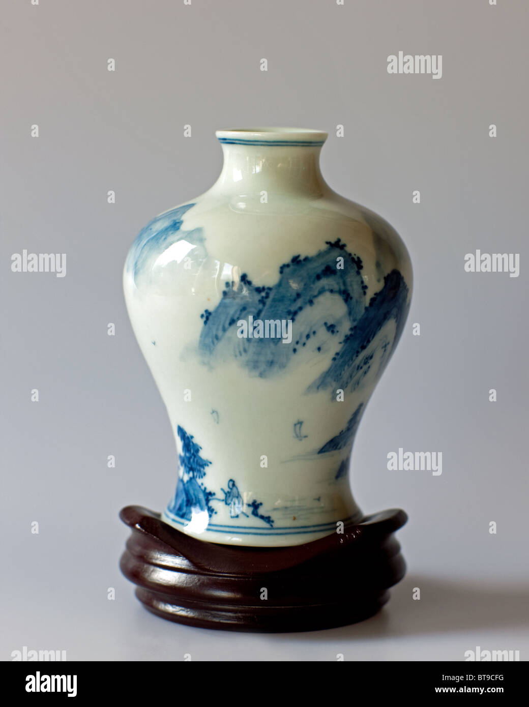 Chinese porcelain pottery hi-res stock photography and images - Alamy