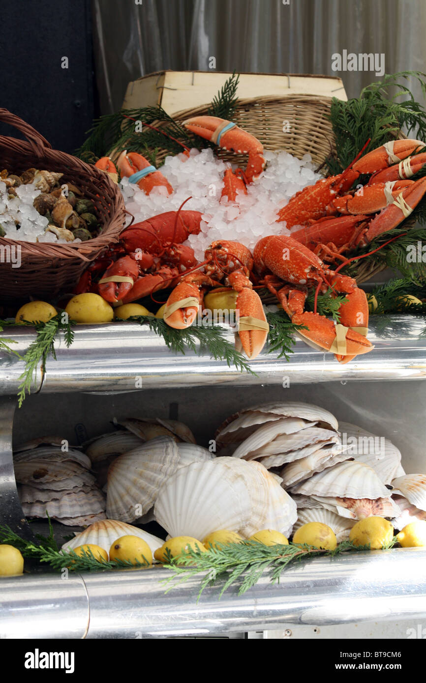 Paris market fresh fish hi-res stock photography and images - Alamy