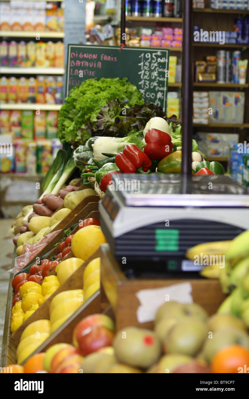 Fresh fruit and vegetable market in Paris, France Stock Photo - Alamy