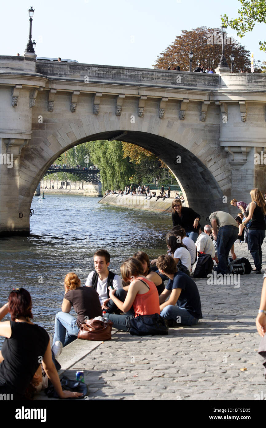 Relax paris hi-res stock photography and images - Alamy