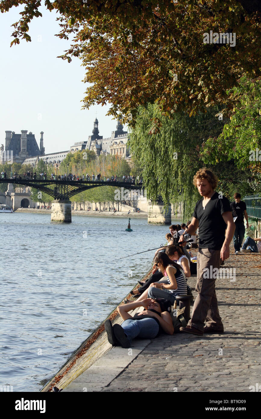 People relaxing seine river hi-res stock photography and images - Alamy