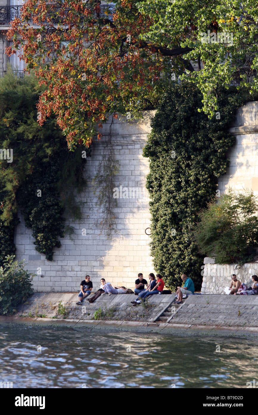 People relaxing on the banks of the river seine in Paris, France Stock Photo - Alamy