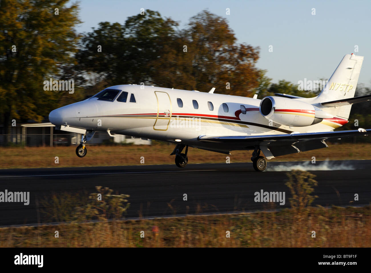 Private business jet Cessna Citation Sovereign comes in for a landing ...