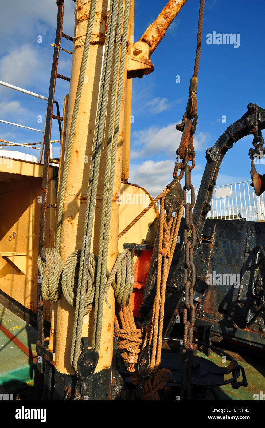 Lowestoft, Suffolk, England: ropes and mast of the trawler Mincarlo ...