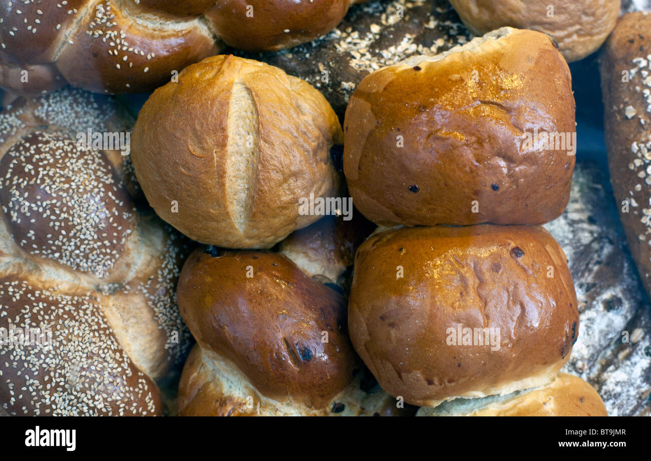Fresh bread loaves in the window of a New York Bakery Stock Photo - Alamy