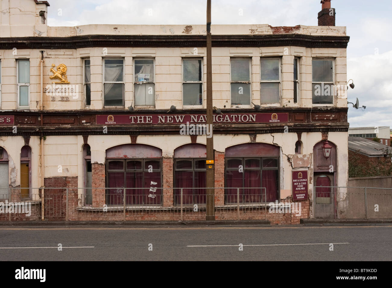 Old public house closed hi-res stock photography and images - Alamy