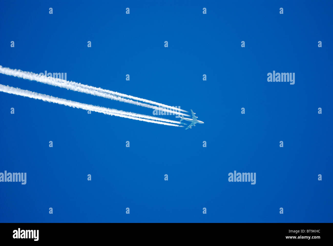 Contrail passenger jet hi-res stock photography and images - Alamy