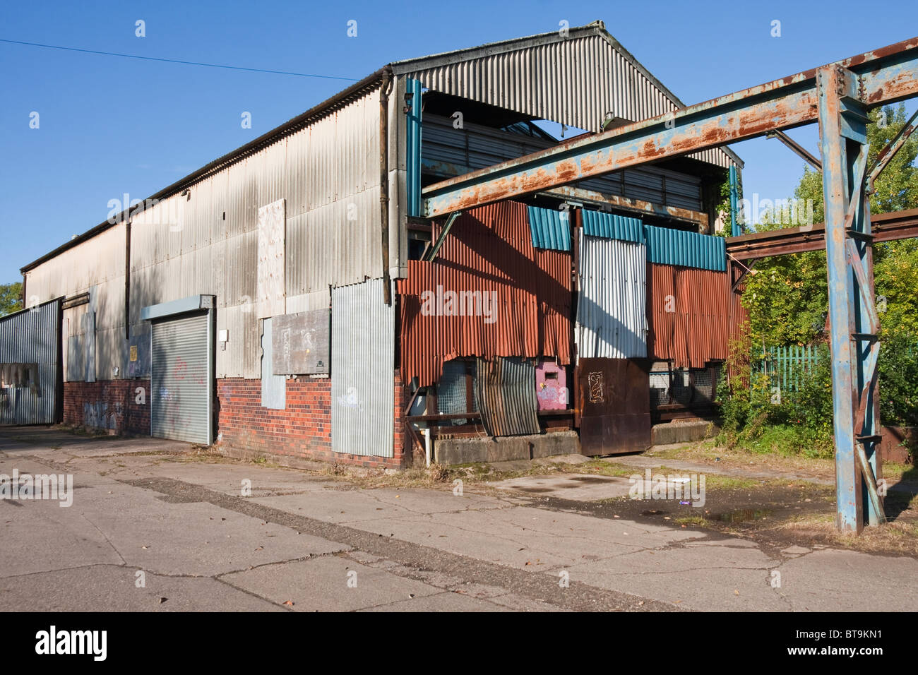 Run down factory hi-res stock photography and images - Alamy