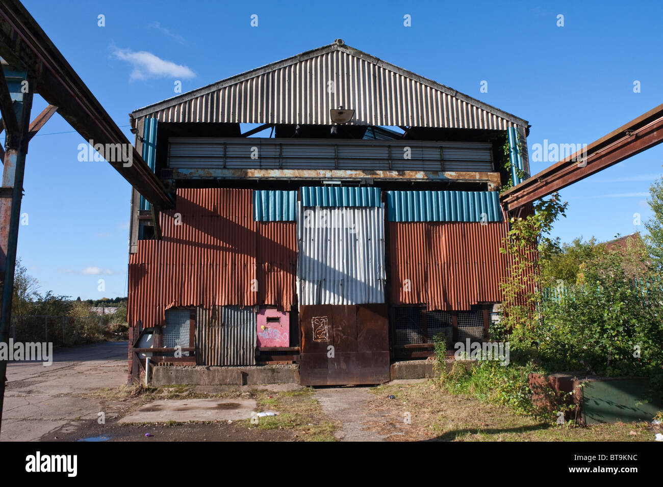 Run down factory hi-res stock photography and images - Alamy