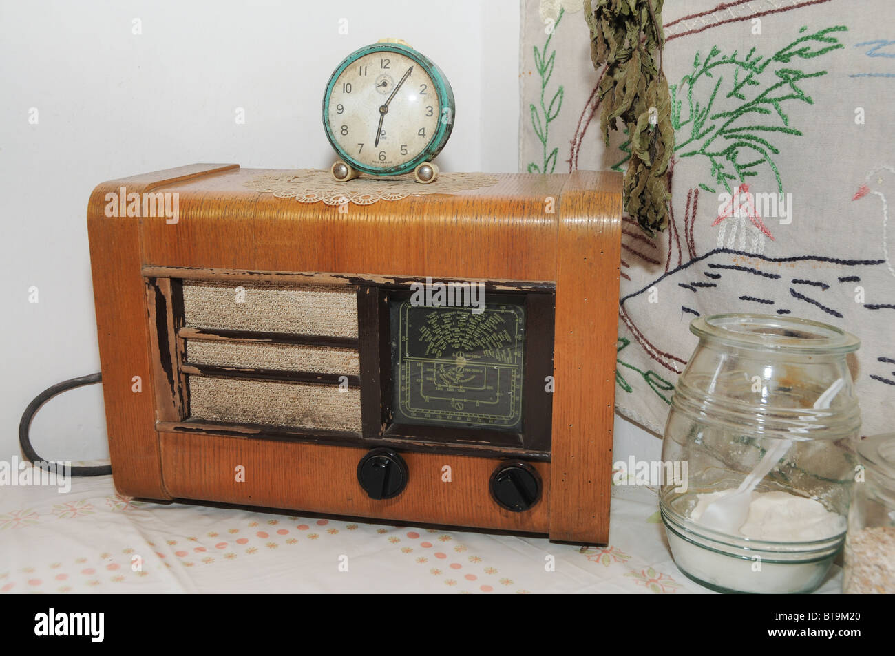 Vintage radio alarm clock hi-res stock photography and images - Alamy