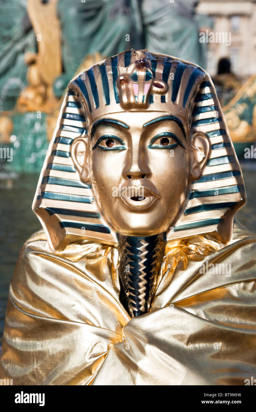 head & shoulders of living statue mime standing in Place de la Concorde ...