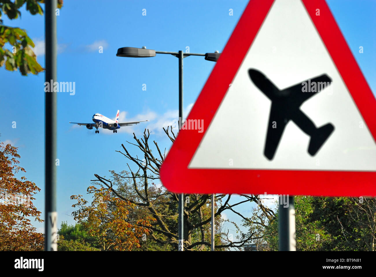 Aircraft approaching airport hi-res stock photography and images - Alamy