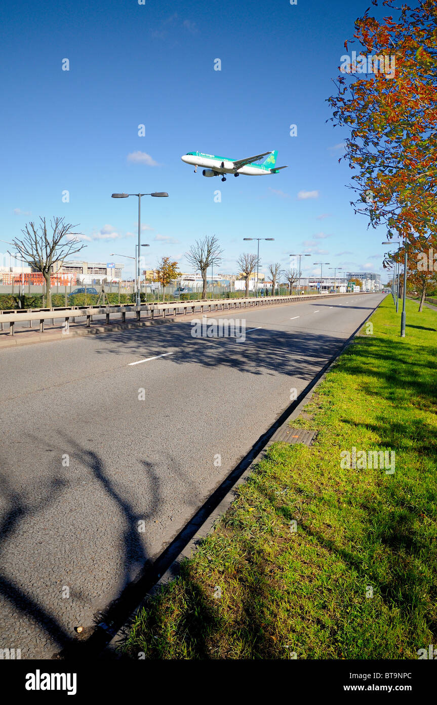 Low flying passenger jet landing at Heathrow airport Stock Photo - Alamy