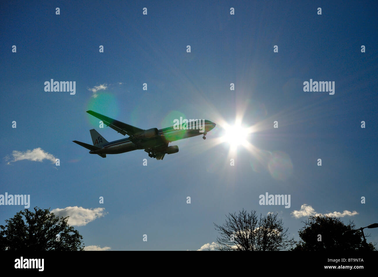 Low flying passenger jet landing at Heathrow airport Stock Photo - Alamy