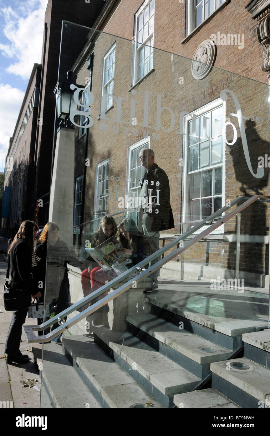 FAMILY VISITING THE FOUNDLING MUSEUM DEDICATED TO POOR CHILDREN IN ...