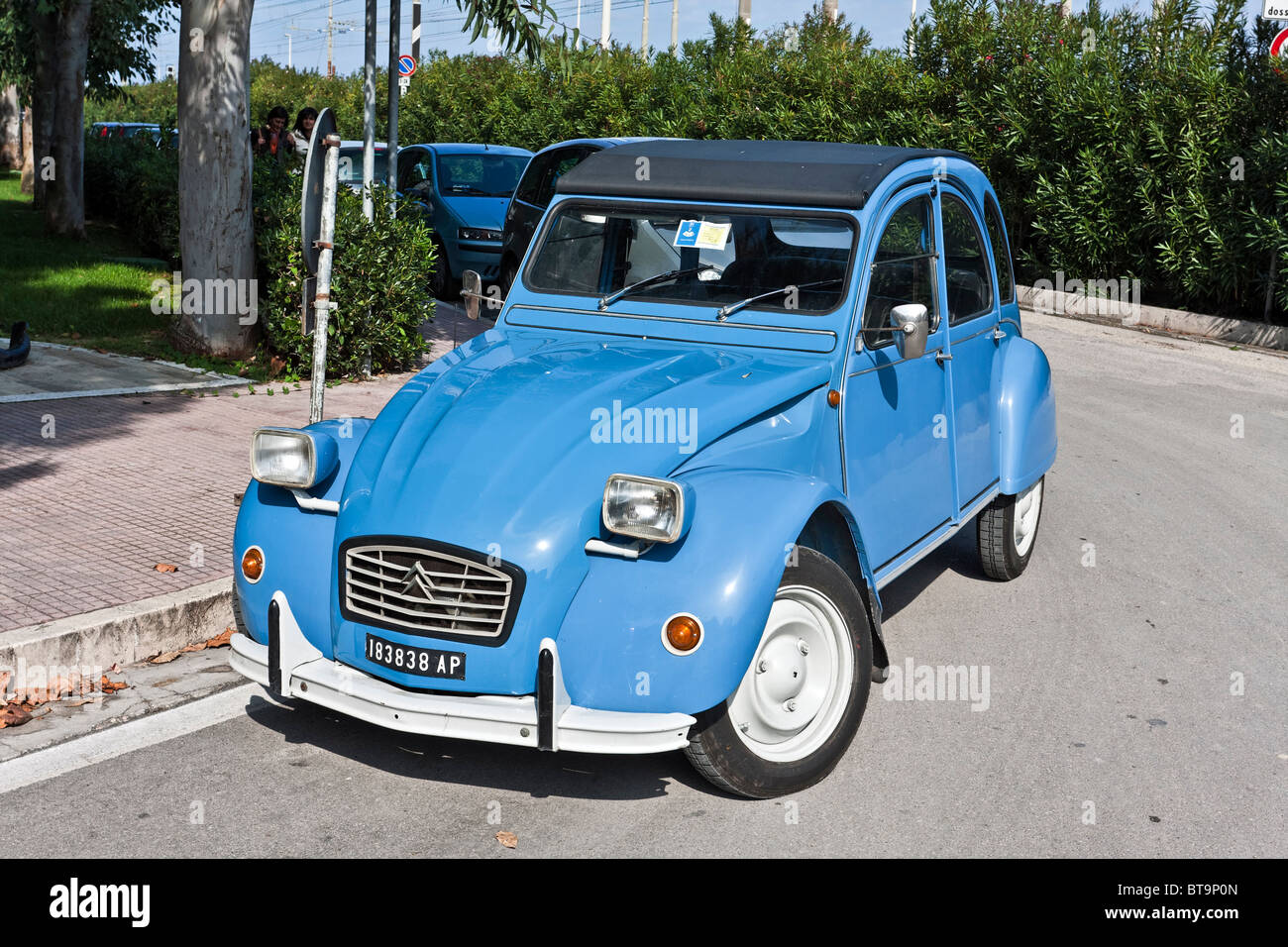 Citroen 2cv hi-res stock photography and images - Alamy