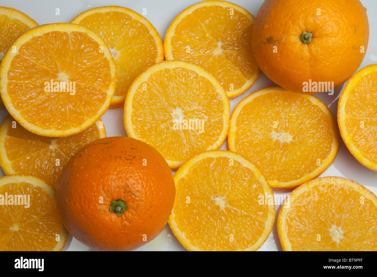 Oranges cut several slices for consumption Stock Photo - Alamy