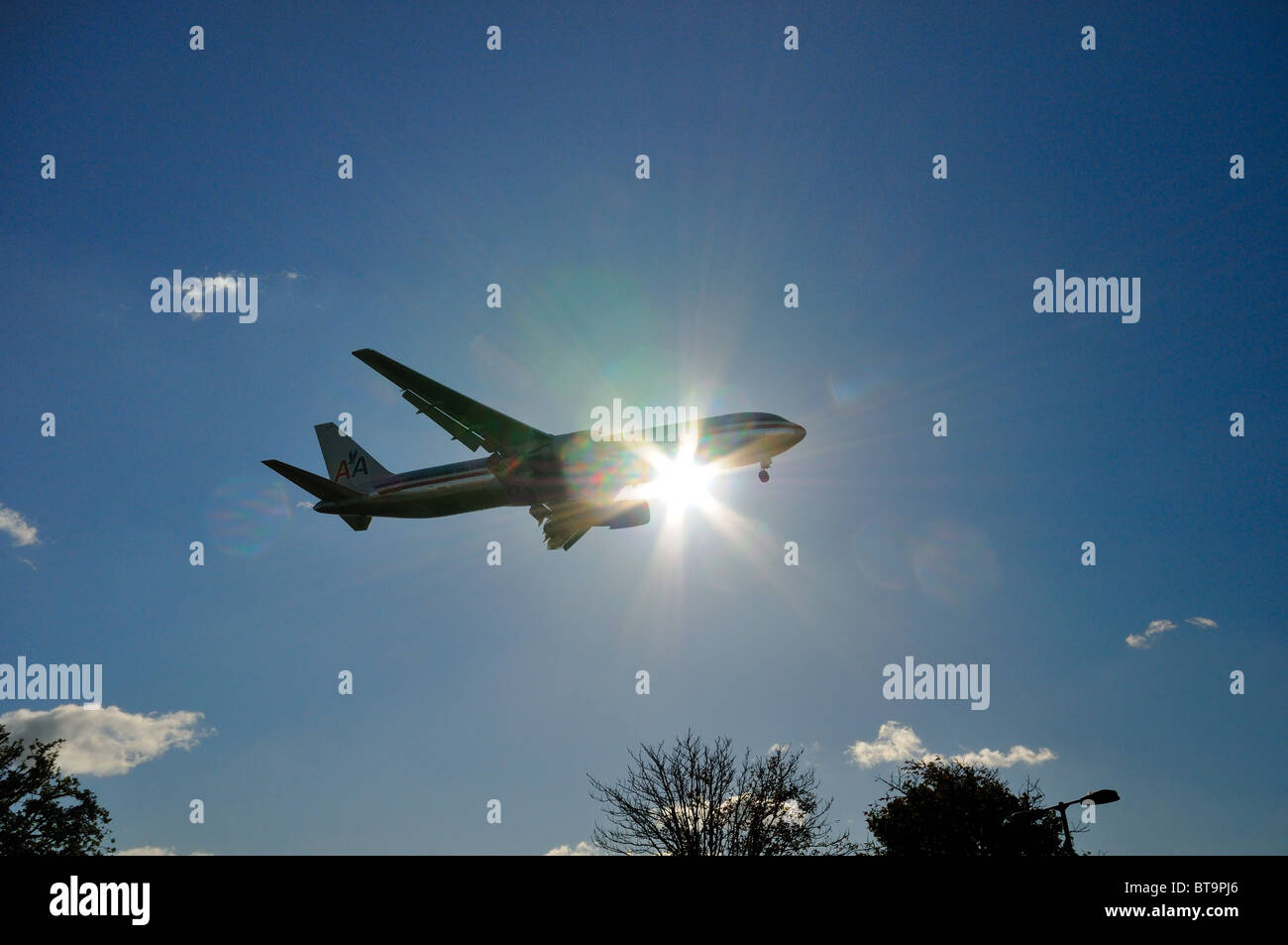 American boeing 777 landing at heathrow airport hi-res stock ...