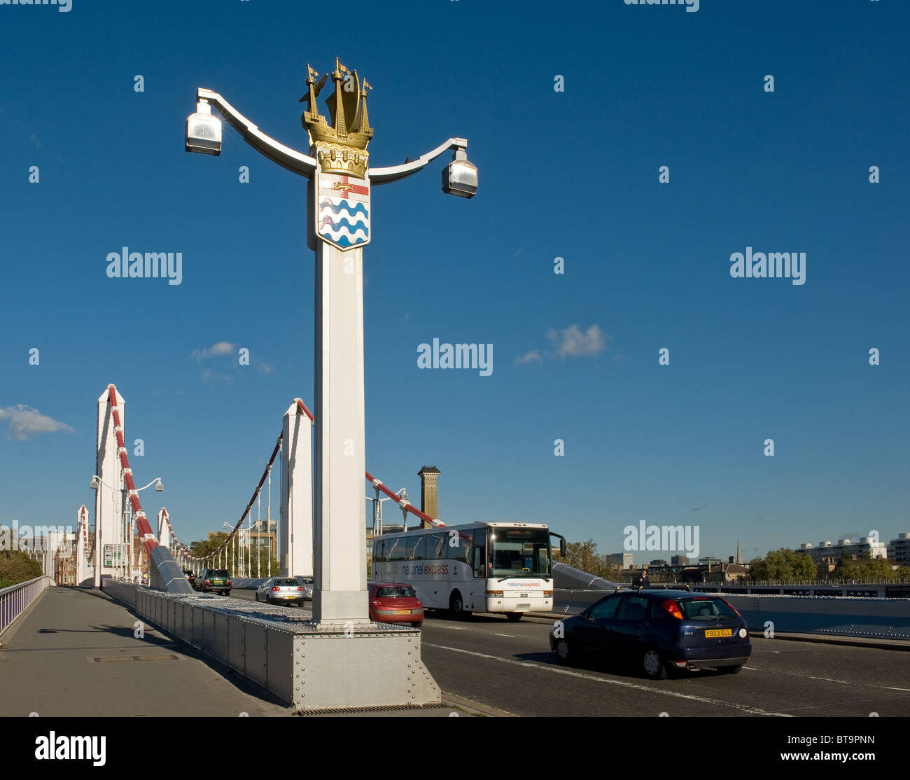 Bridge iconic london traffic cars hi-res stock photography and images ...