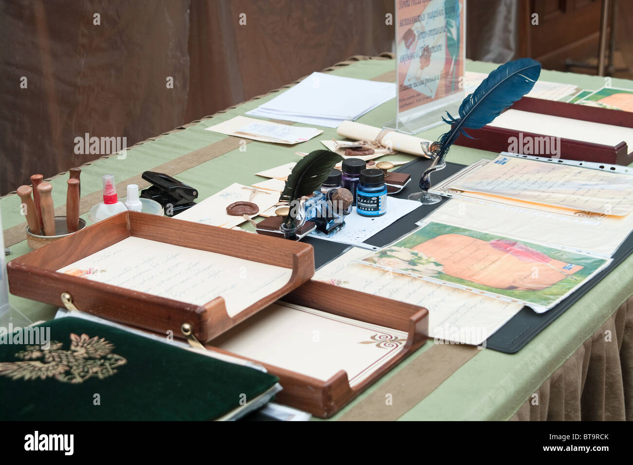 Sending letters hi-res stock photography and images - Alamy