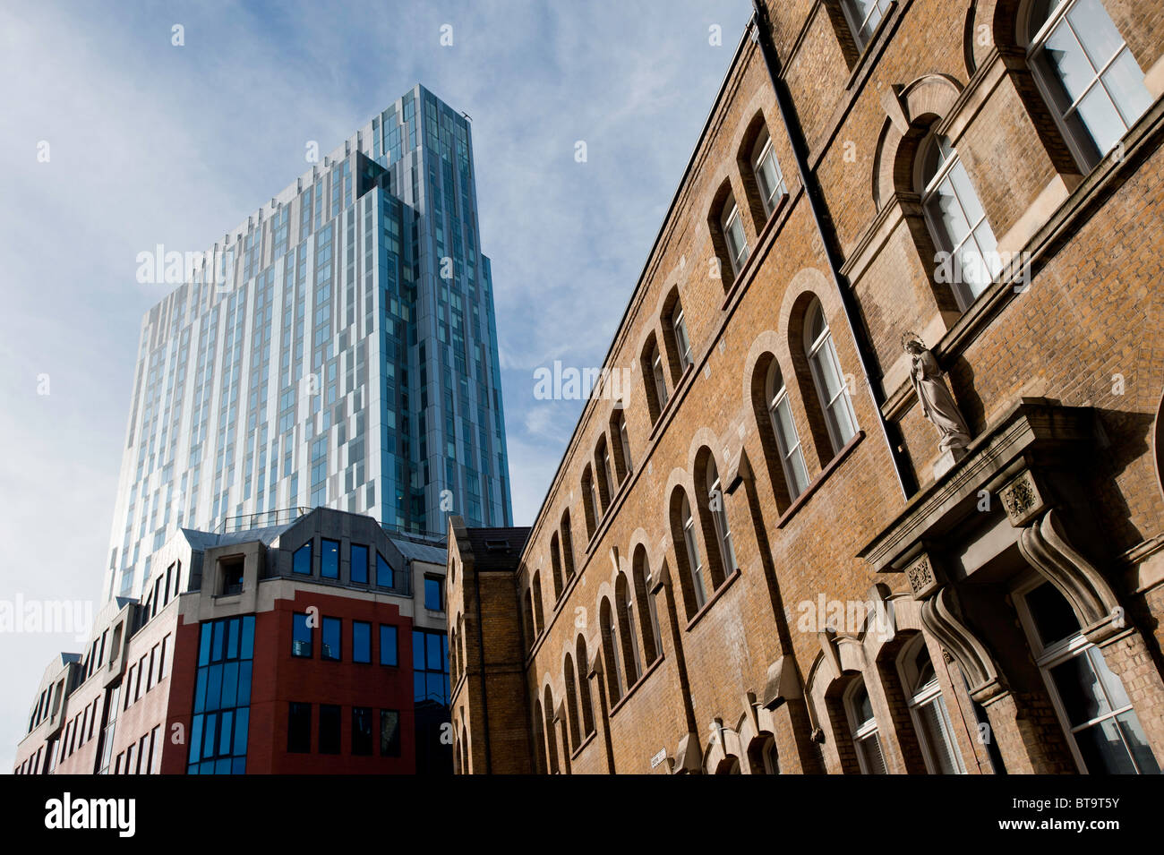 Contemporary architecture london hi-res stock photography and images ...