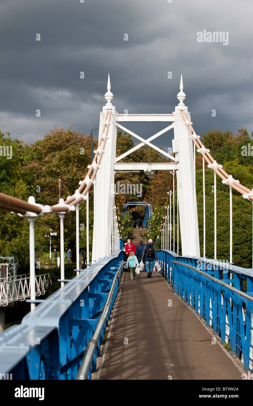 River bridge autumn surrey hi-res stock photography and images - Alamy
