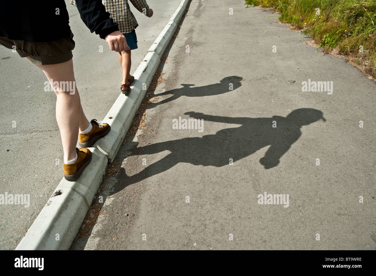 Balance balancing tiptoe tiptoeing hi-res stock photography and images ...
