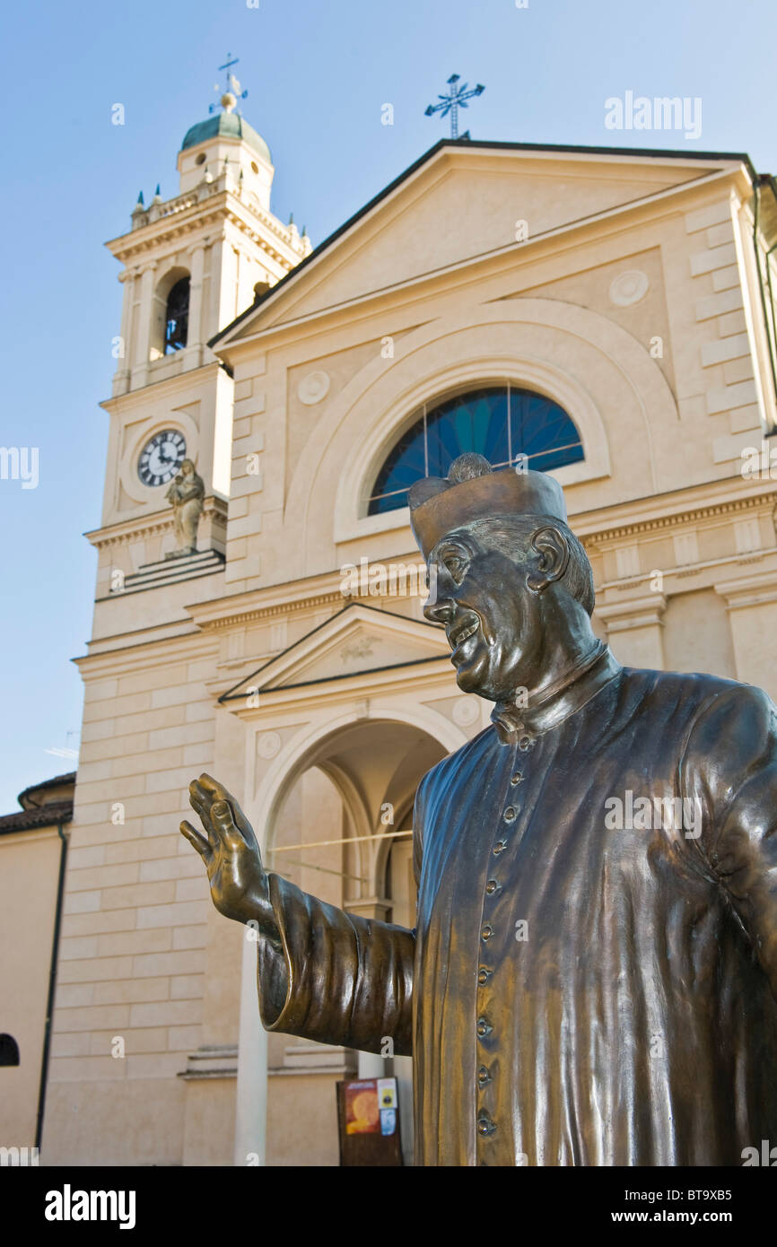 Don Camillo statue, Brescello (RE Stock Photo - Alamy
