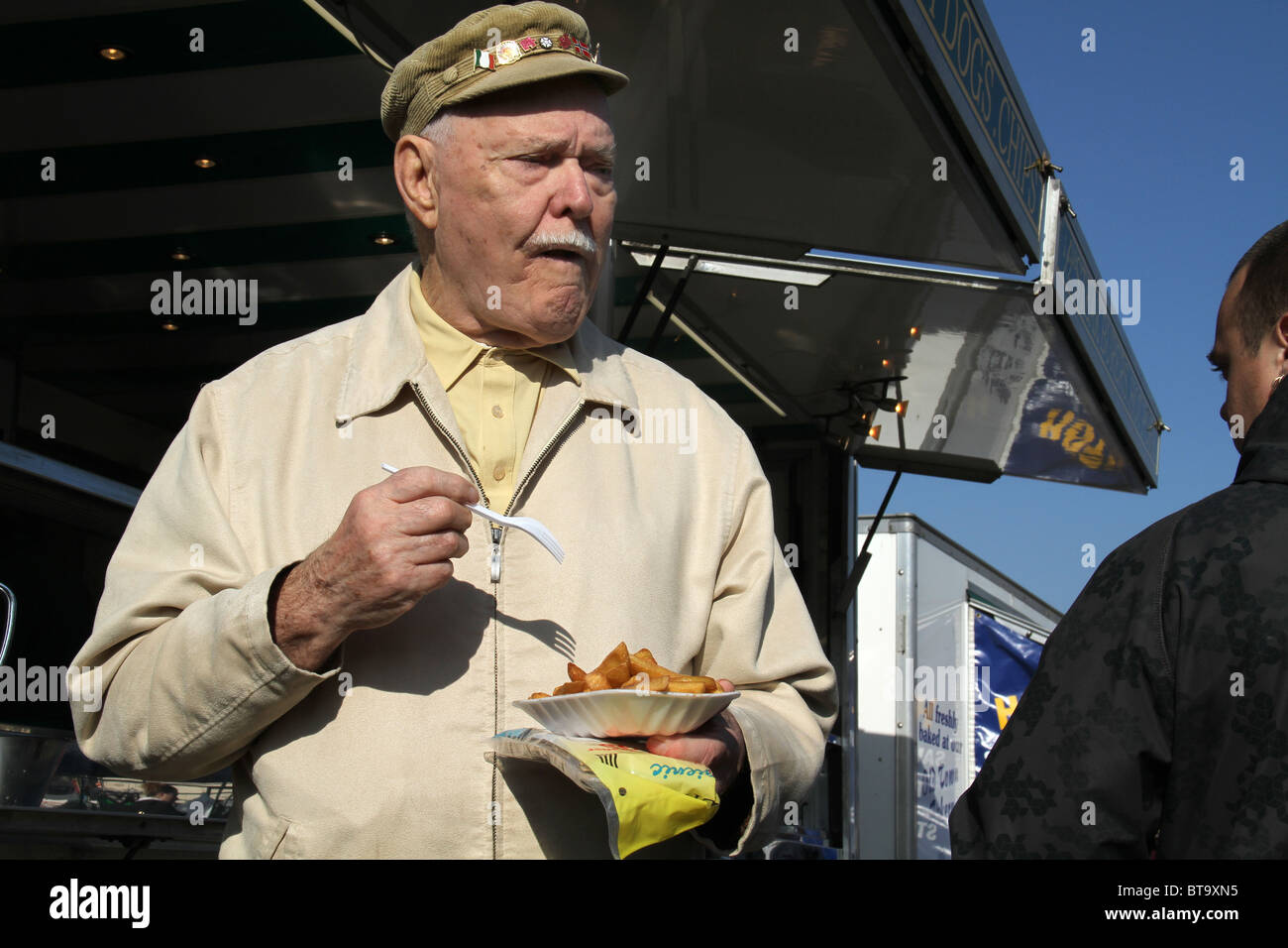 Fat man eating chips hi-res stock photography and images - Alamy