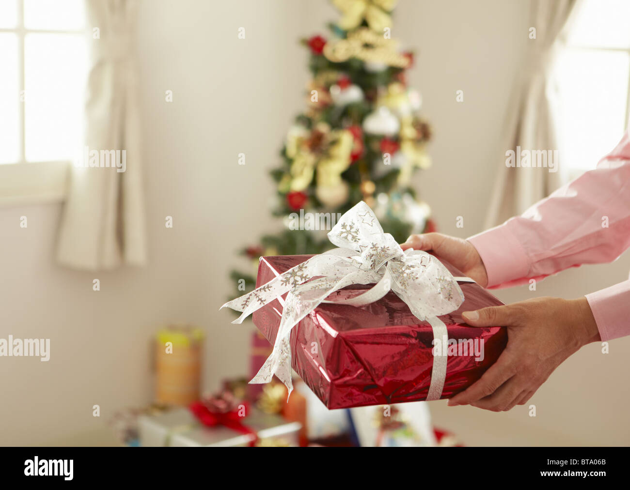 Side view mans hands hold hi-res stock photography and images - Alamy
