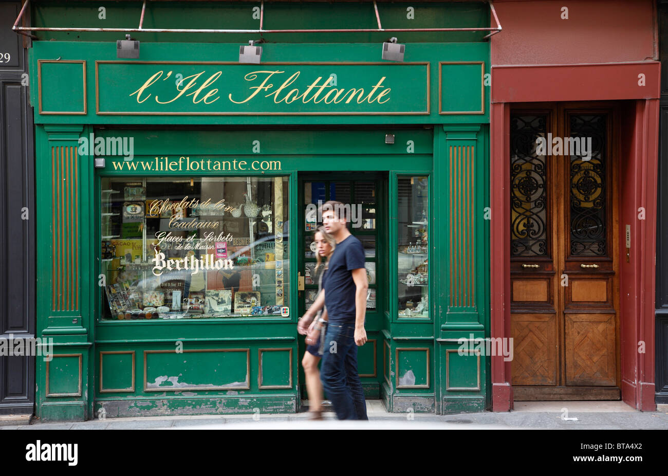 France, Paris, Ile St Louis, shop, people, street scene Stock Photo - Alamy