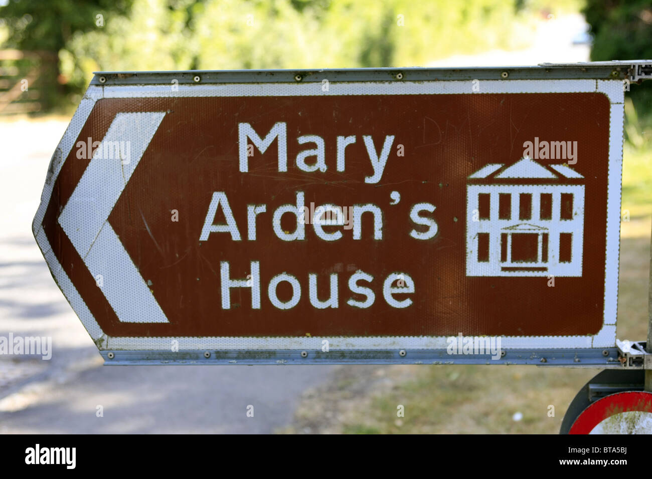 Sign pointing to Mary Arden's House in Warwickshire Stock Photo - Alamy