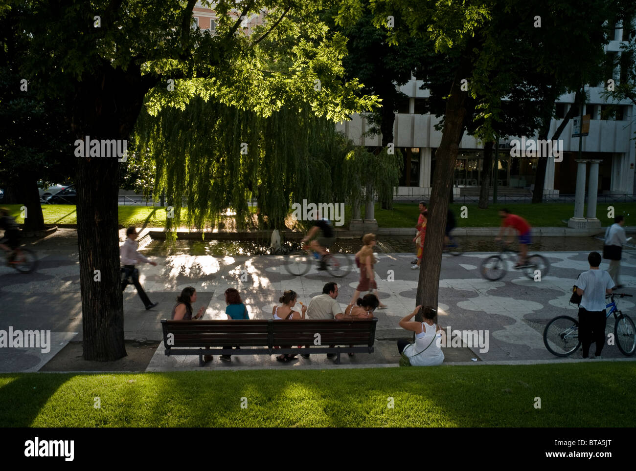 Street scene in madrid hi-res stock photography and images - Alamy