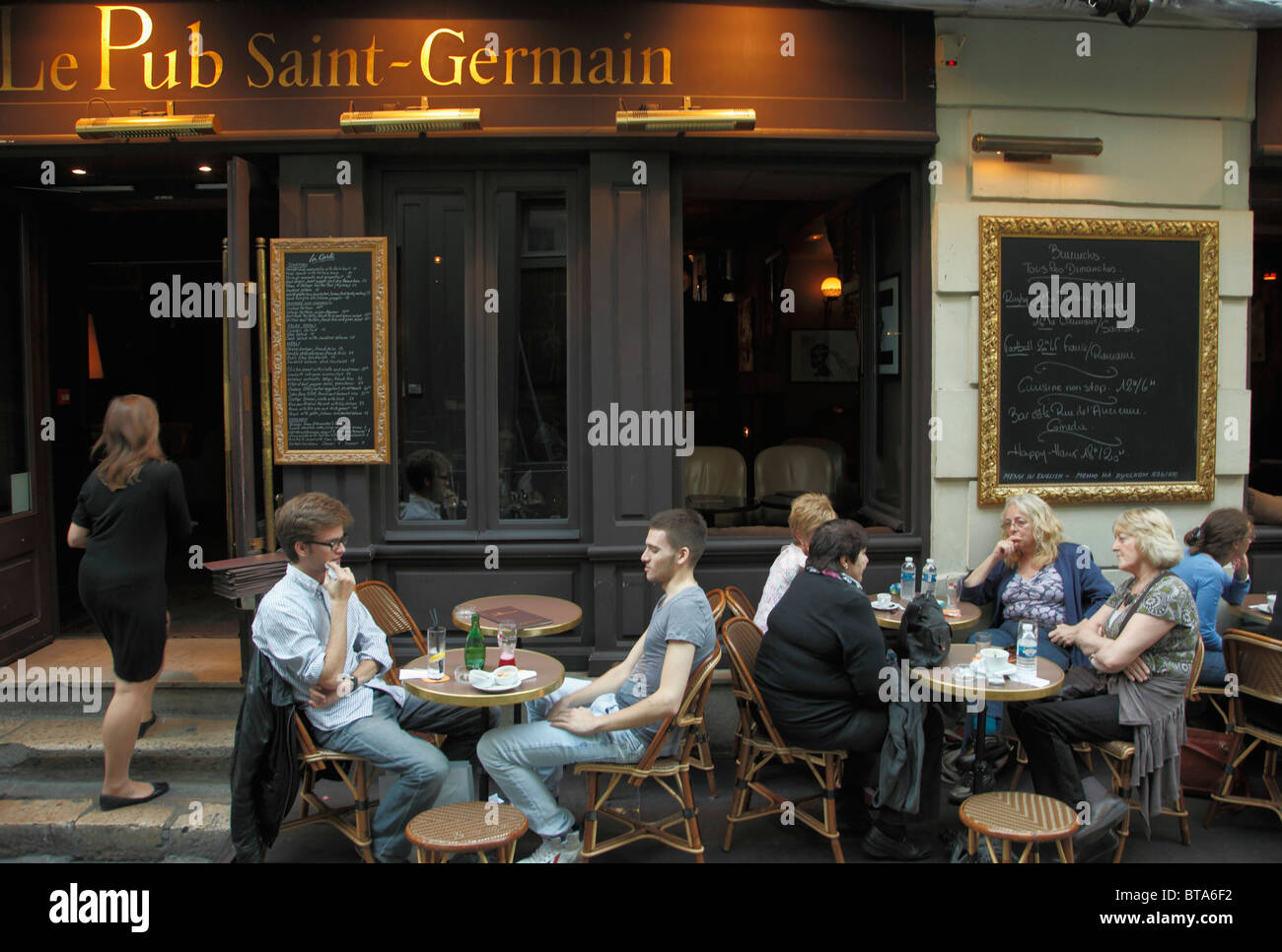 France, Paris, Le Pub Saint-Germain, cafe, people, street scene Stock ...
