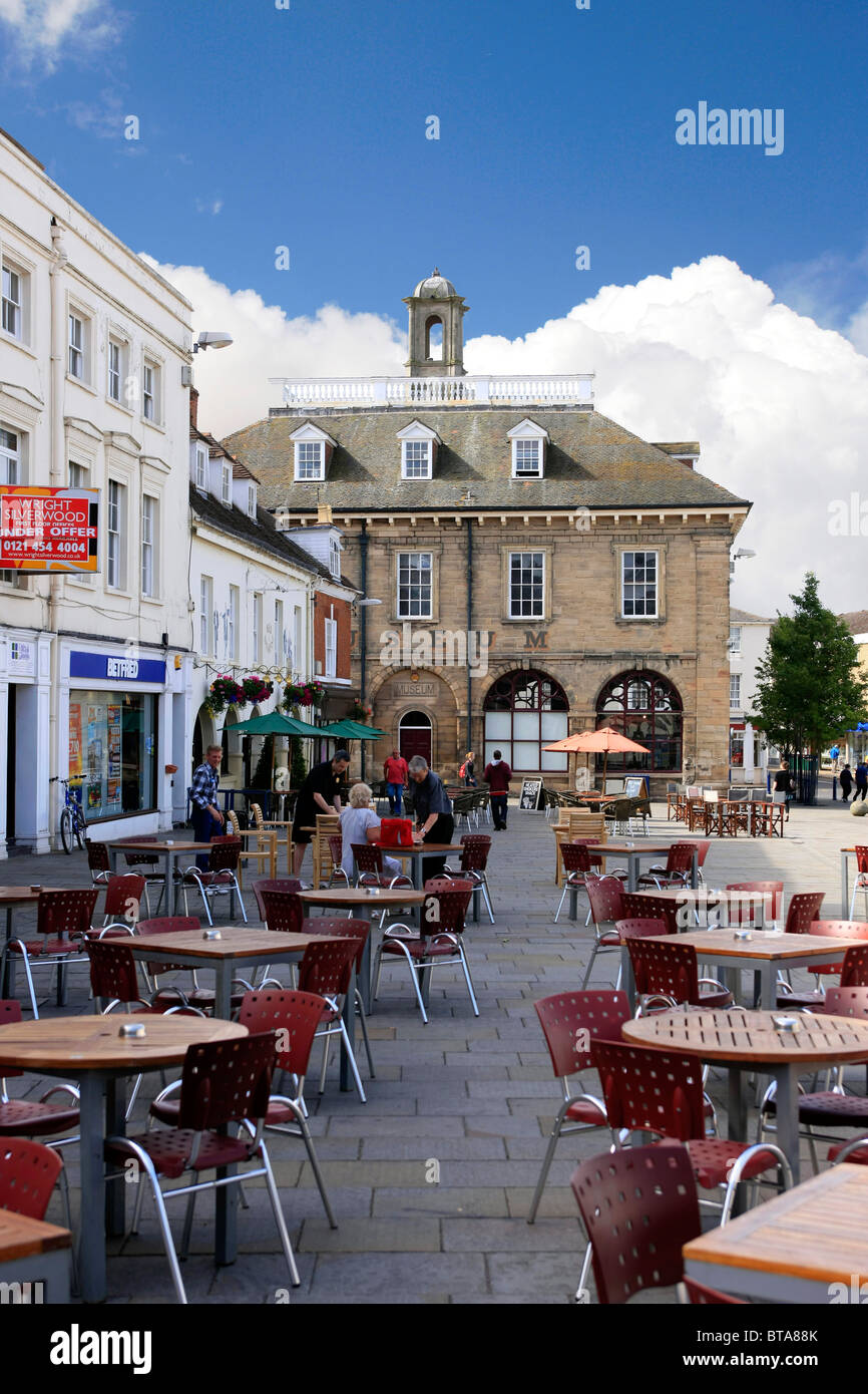 Tables and chairs outside pubs and cafes in the Market Sqaure in ...