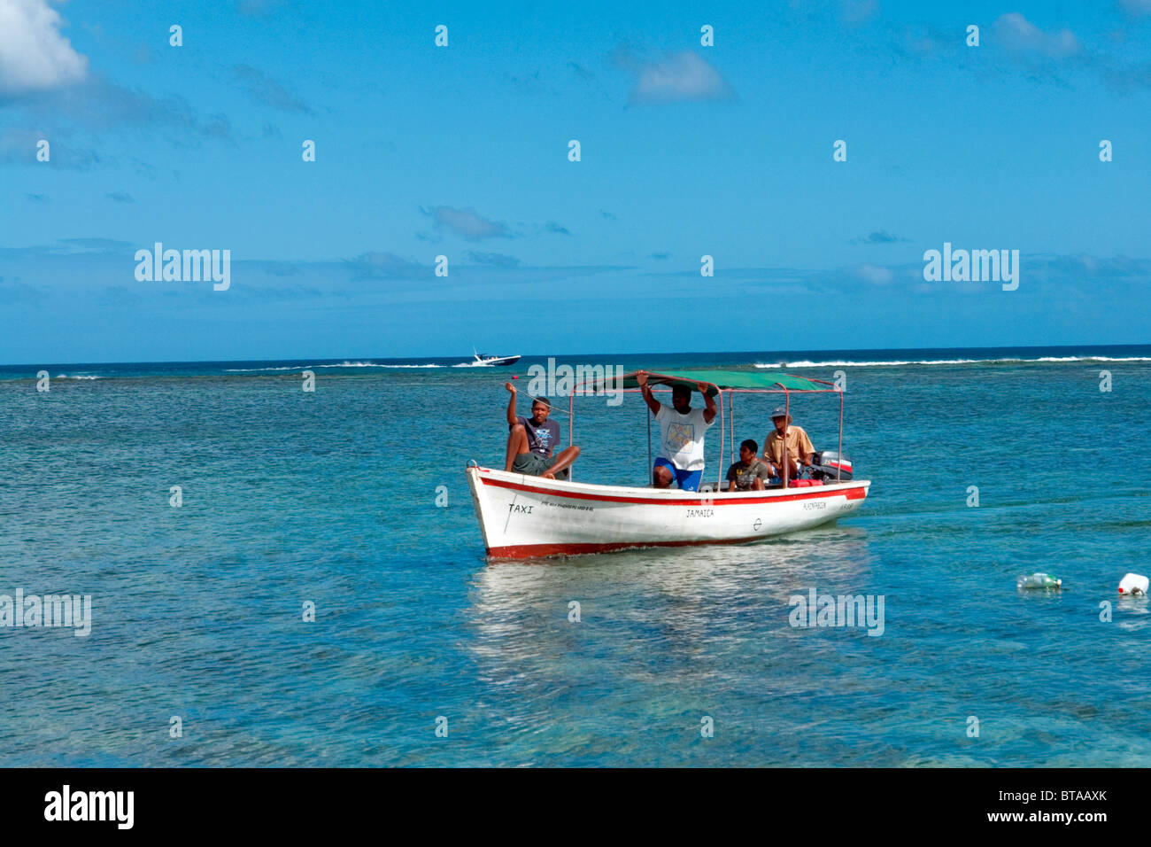 A water taxi approaching the beach in front of the Hotel Victoria ...
