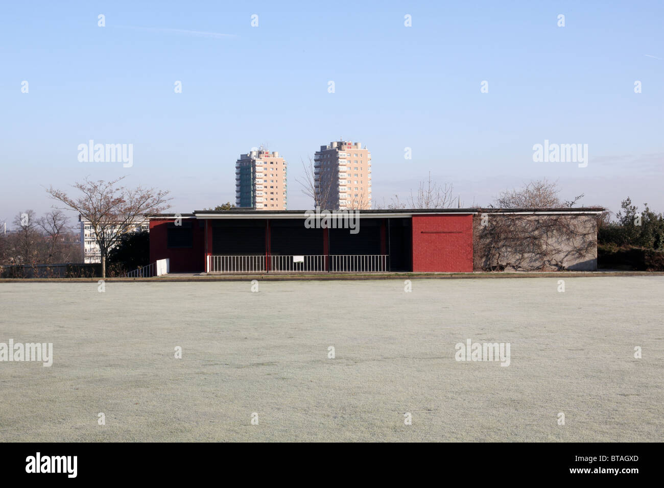 Council tower blocks green hi-res stock photography and images - Alamy