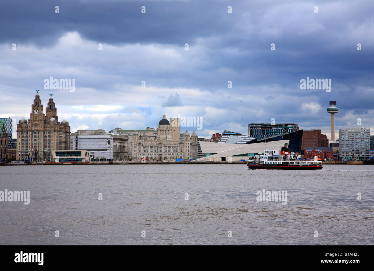 Ferry across the mersey liverpool hi-res stock photography and images ...