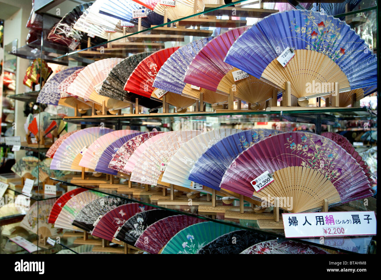 Souvenir shop. Senso-ji temple Nakamise shopping street, Asakusa Stock ...