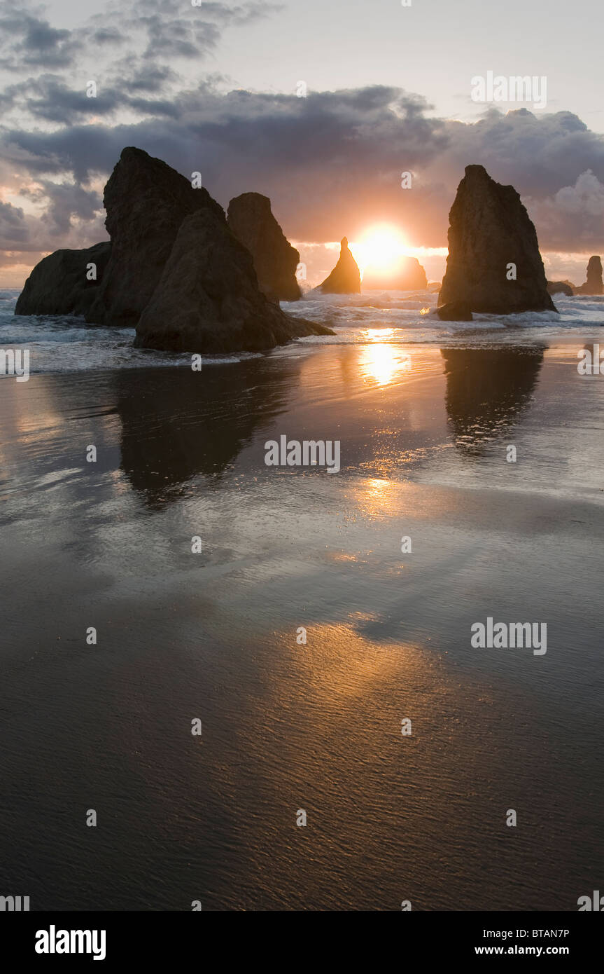 Oregon coast sunset sea stacks hi-res stock photography and images - Alamy