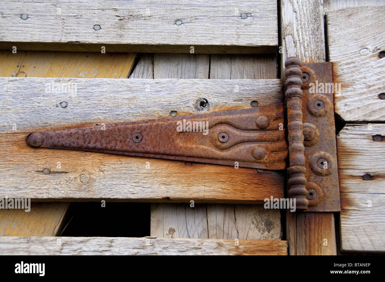 Rusty hinge on wooden door hi-res stock photography and images - Alamy