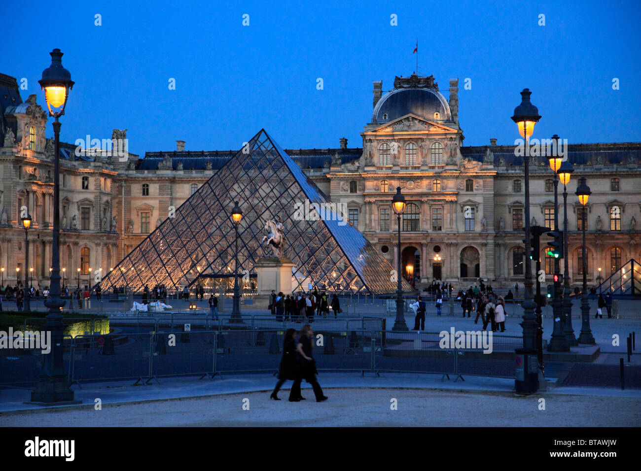 Pyramide louvre hi-res stock photography and images - Alamy