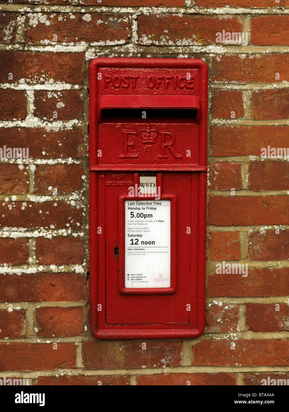 Post Box ER Queen Elizabeth in wall Ashtead Surrey England Stock Photo ...