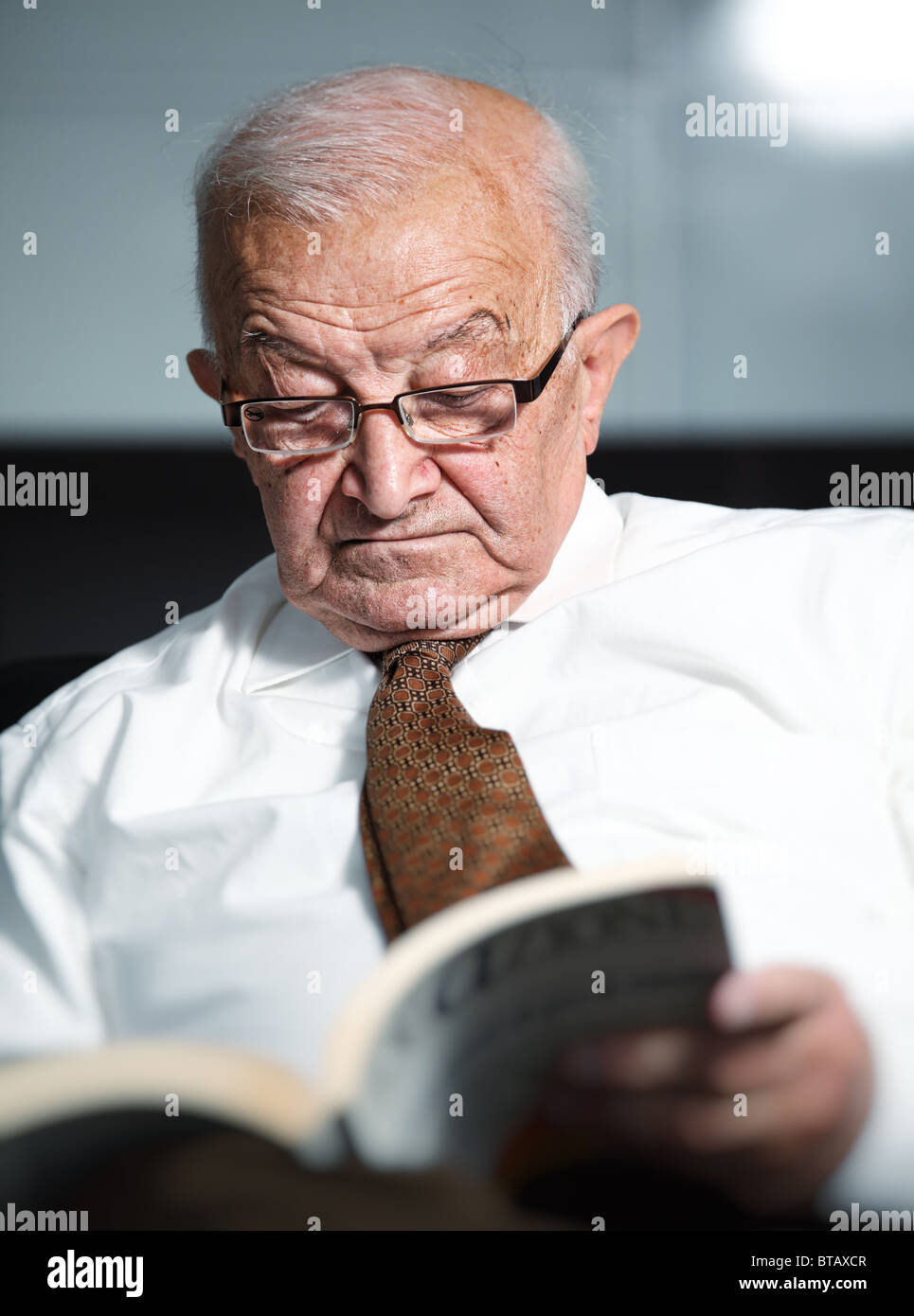 Old Man Reading A Book High Resolution Stock Photography and Images - Alamy