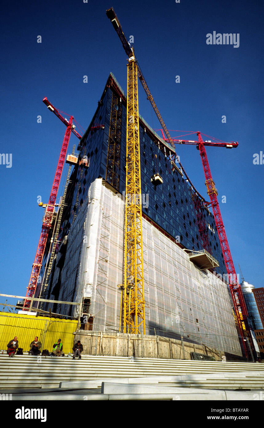 Construction workers having breakfast at the site of the future ...