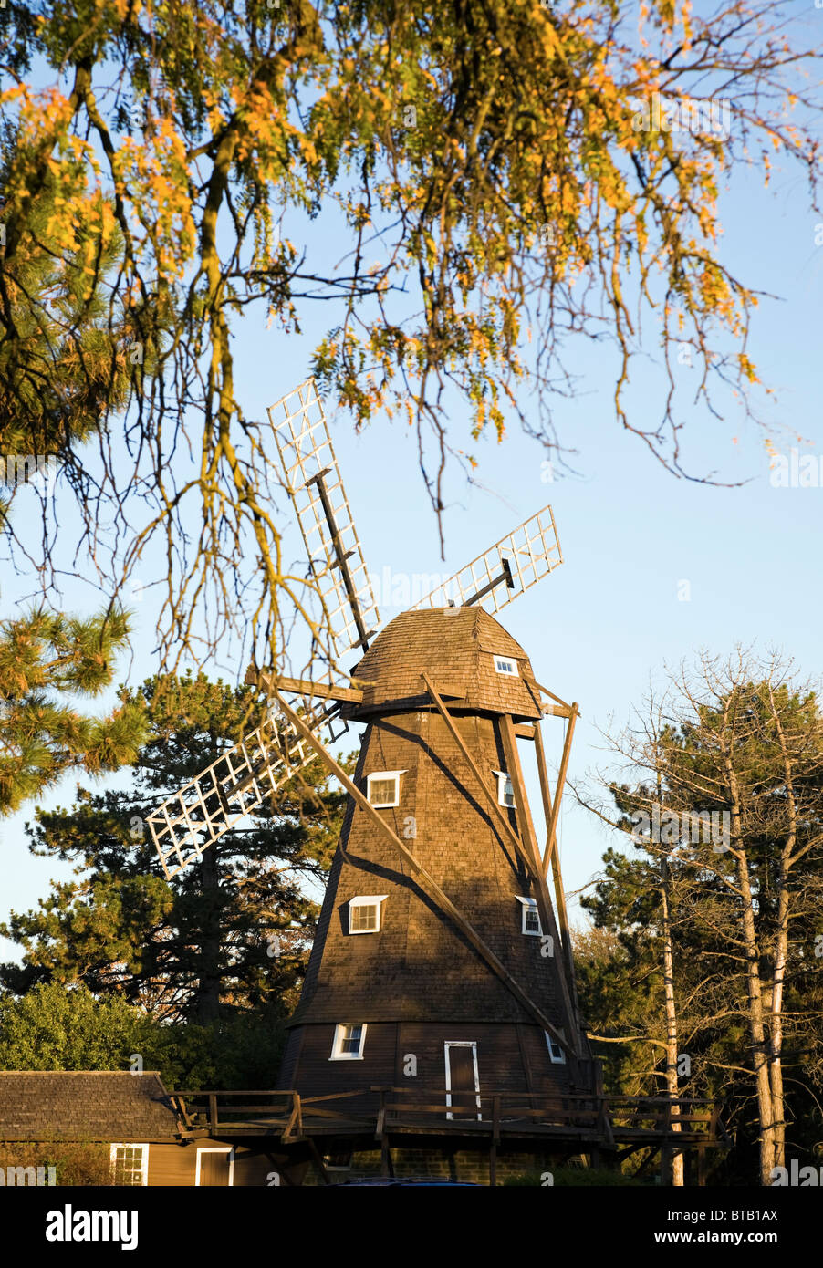 Windmill in Elmhurst, Il - Mt. Emblem cemetary Stock Photo - Alamy