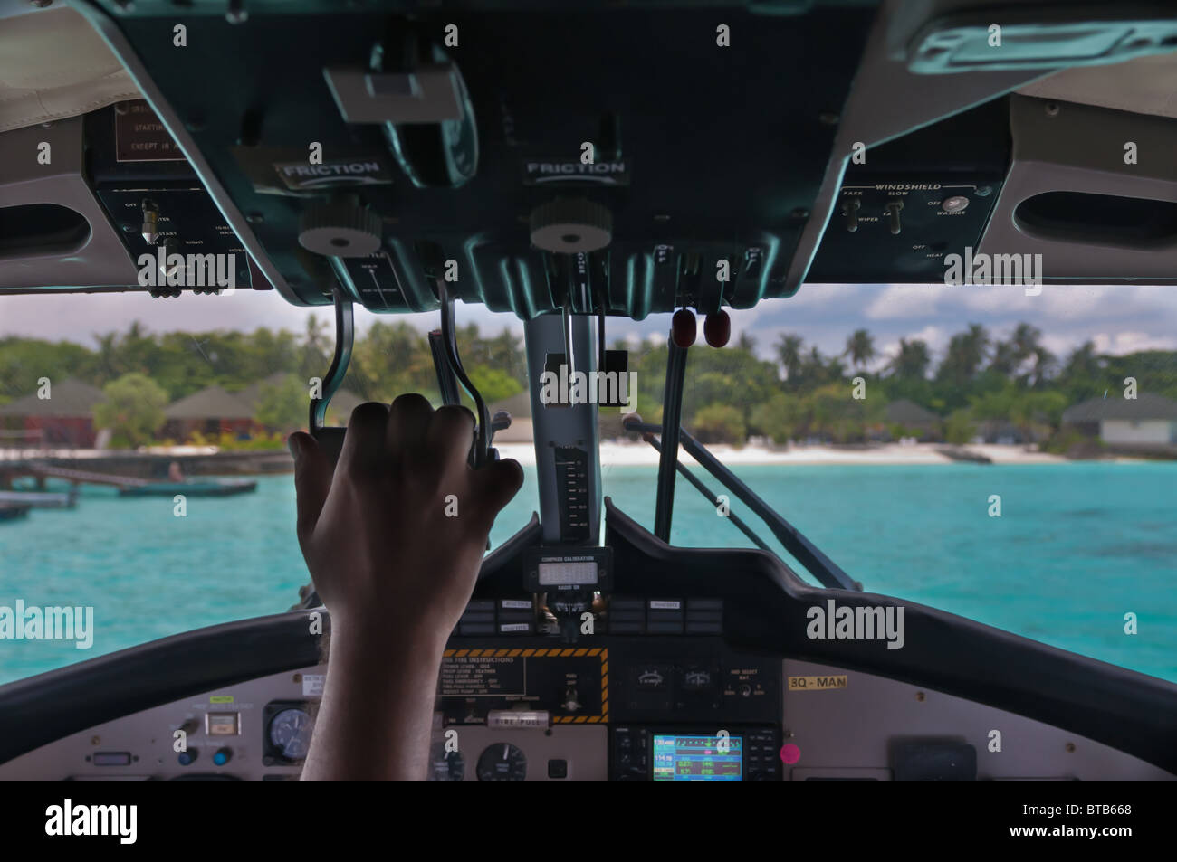 Pilot cockpit landing hi-res stock photography and images - Alamy