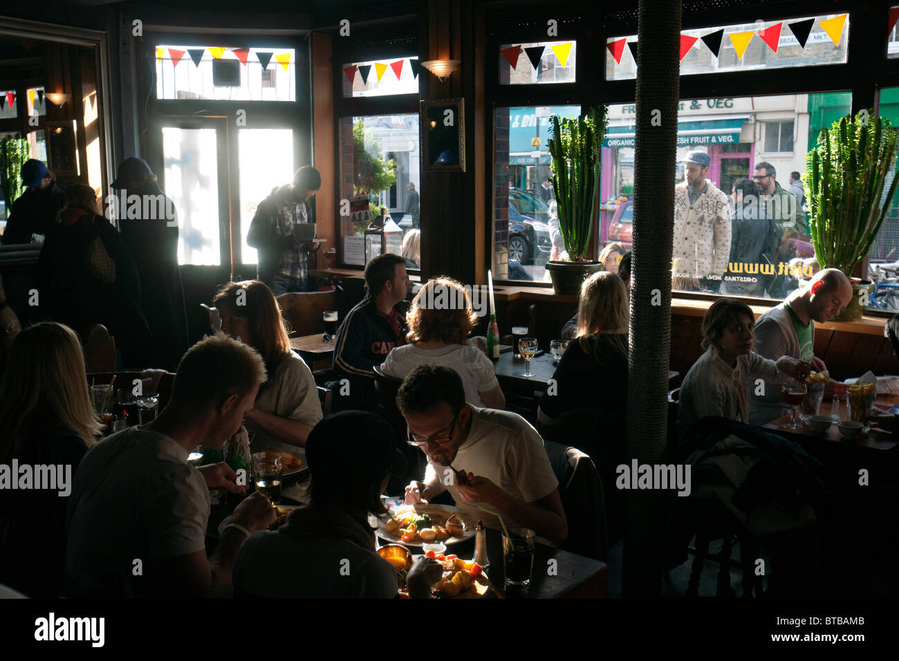 London pub interior hi-res stock photography and images - Alamy
