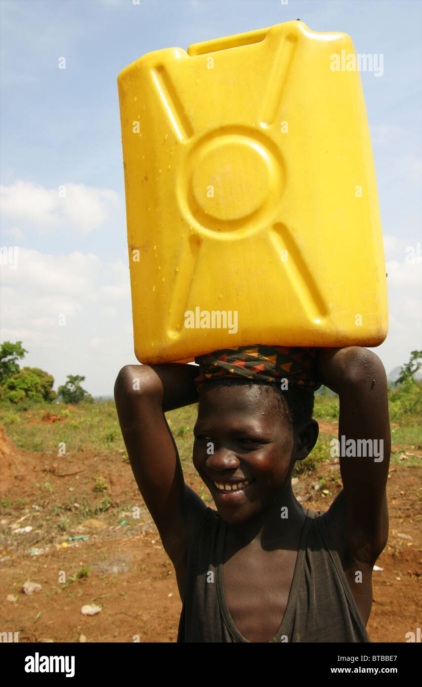 Girl fetching water hi-res stock photography and images - Alamy