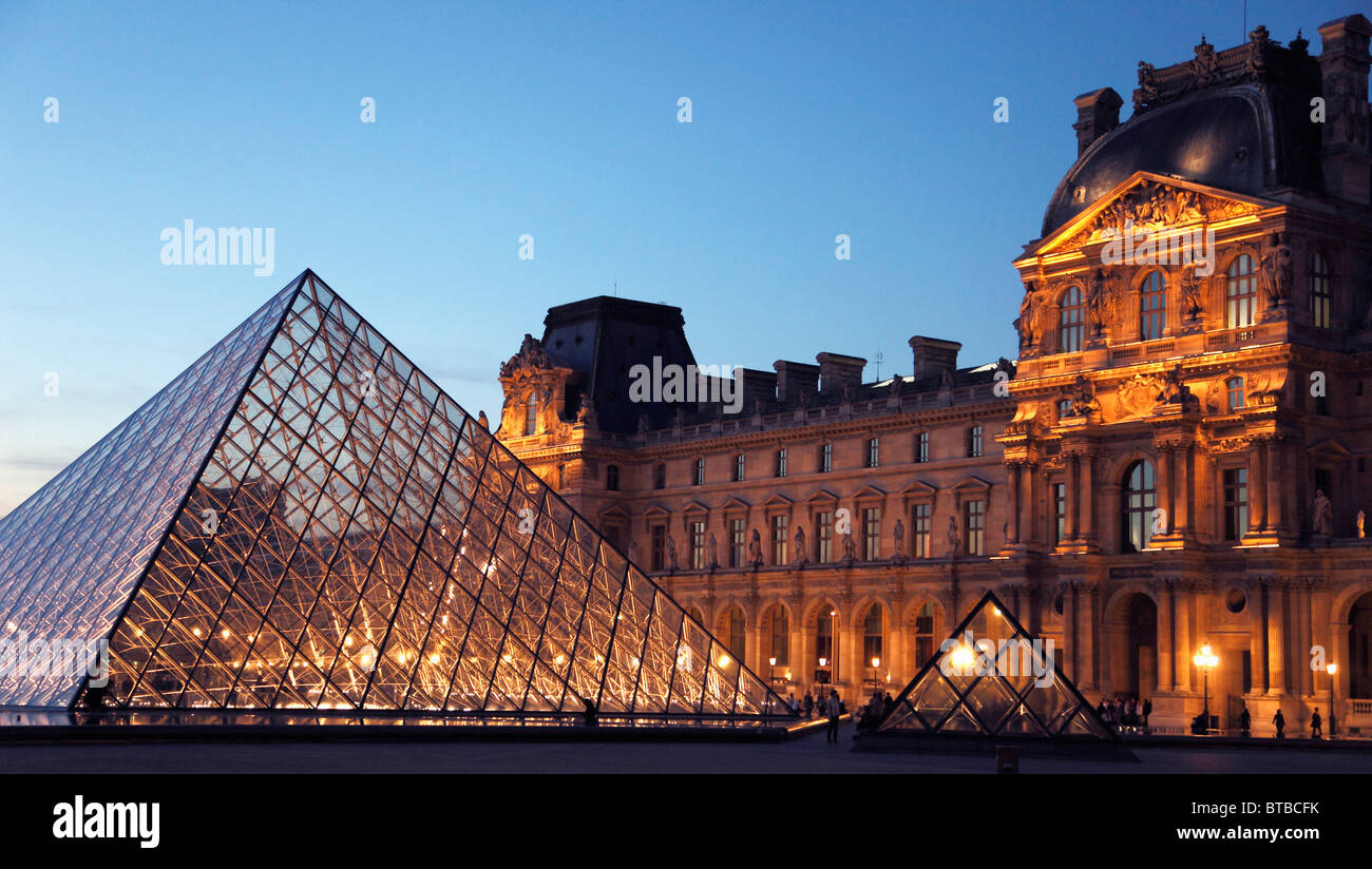 Pyramide louvre hi-res stock photography and images - Alamy